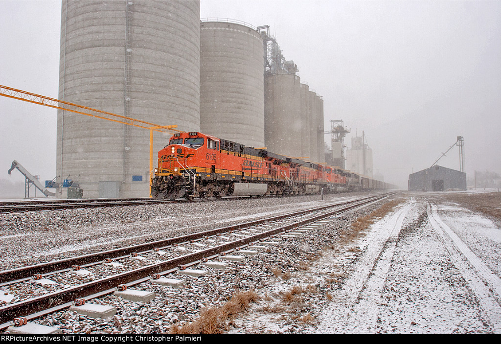 BNSF 6105 Leads E-OTLBAM0-17